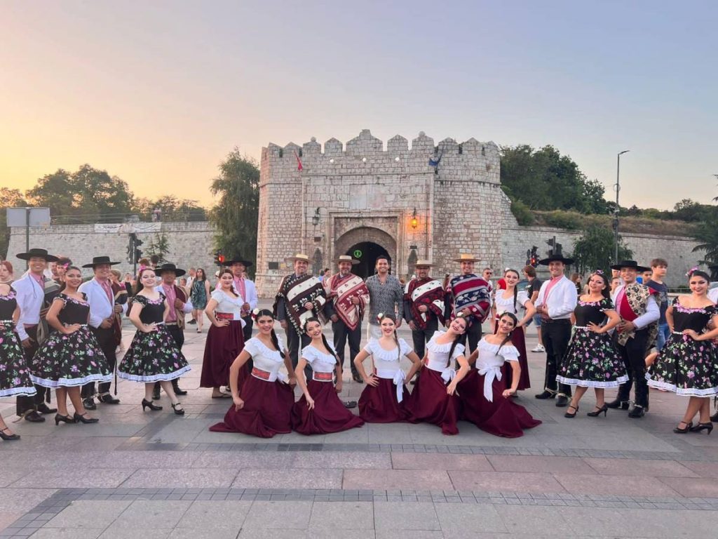 Ballet Folclórico de Collipulli: un mes en Europa mostrando lo nuestro ...